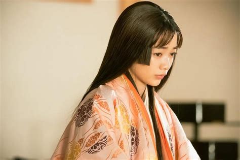〝中宮様〟24歳女優が激変「ブラックスワン」のような黒コーデに反響 「めちゃめちゃ新鮮」「異次元の美しさ」「妖艶さ際立ち素適」：「おっ！」で