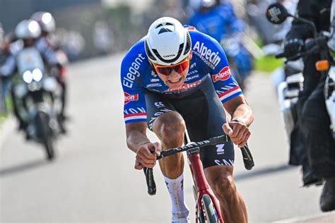 Sterke Mathieu Van Der Poel Wint Parijs Roubaix Van Aert Rijdt Lek Op
