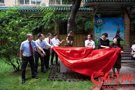雕塑家許鴻飛向廣州東山培正小學捐贈作品猴頓蘋果 壹讀