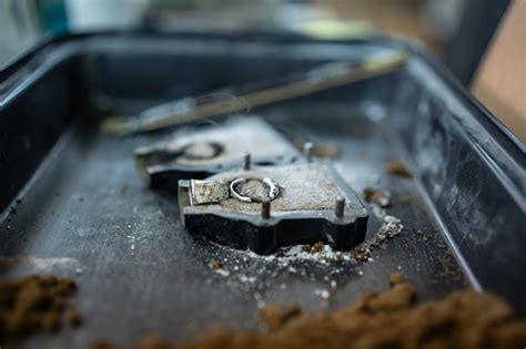 공구가 근처에 있는 트레이에 있는 산업용 금속 부품의 클로즈업 보기 0명에 대한 스톡 사진 및 기타 이미지 0명 강철 개체 그룹 Istock