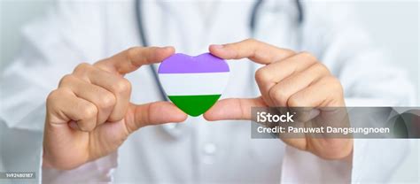 퀴어 프라이드의 날과 Lgbt 프라이드의 달 개념 레즈비언 게이 양성애자 트랜스젠더 젠더퀴어 범성애자 커뮤니티를 위한 청진기로