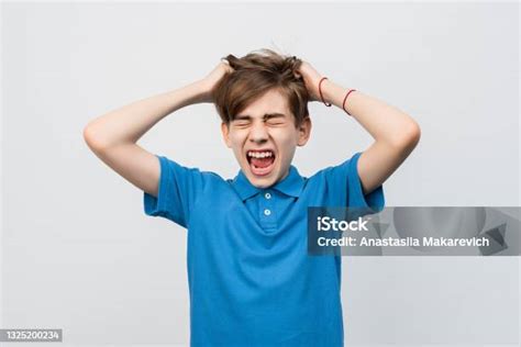 눈을 감고 머리를 엉망으로 당기고 머리를 소리치고 비명을 지르는 좌절한 소년 분노에 대한 스톡 사진 및 기타 이미지 분노
