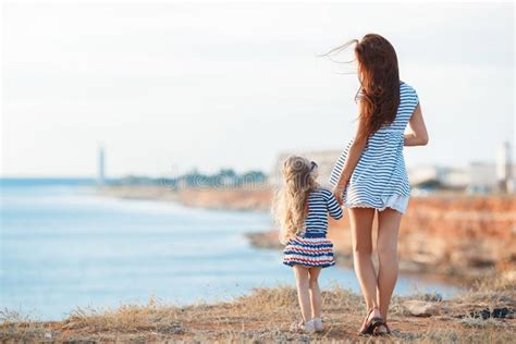 Generi E La Sua Piccola Figlia Adorabile Alla Spiaggia Fotografia Stock