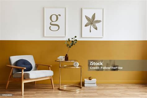 디자인 안락의자 우아한 골드 커피 테이블 모의 포스터 프레임 꽃병의 꽃 장식 및 가정용 장식페스로나 액세서리가있는 현대적인