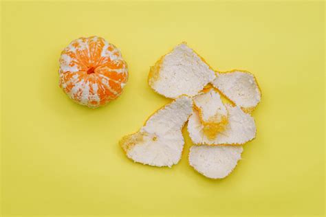 노란 배경에 귤을 벗겨 잘 익은 귤과 껍질을 벗깁니다 비타민 C를 함유한 건강한 과일 감귤에 대한 스톡 사진 및 기타 이미지 감귤 건강관리와 의술 과일 Istock