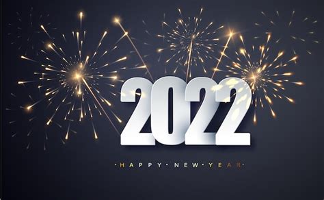 2022년 붉은 천 배경에 금색 숫자가 있는 새해 복 많이 받으세요 매달려 황금 금속 숫자 2022입니다 새 해 인사말 카드