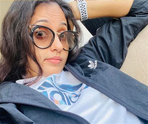 ජනප්‍රිය රංගන ශිල්පිනී උදාරි වර්නකුලසූරිය ආයිමත් රට සවාරියක