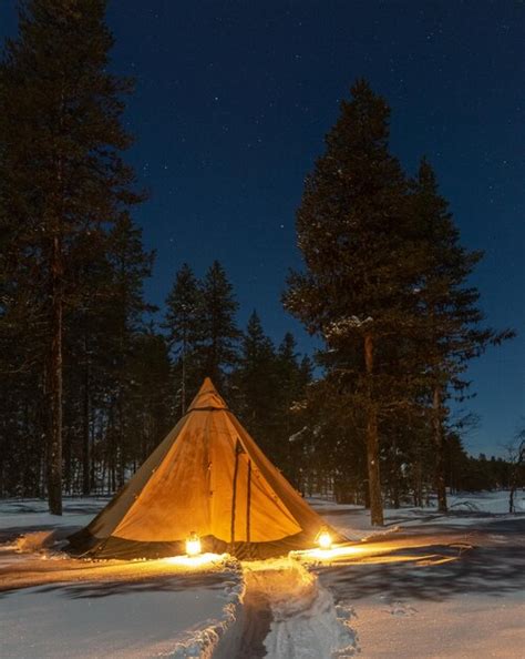 Camping Dans Une Tente Tipi Dans La Neige La Nuit En Norvège Photo