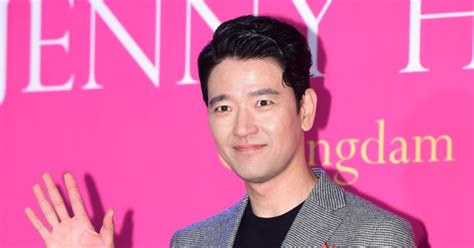 배수빈 부드러운 미소 유혹~