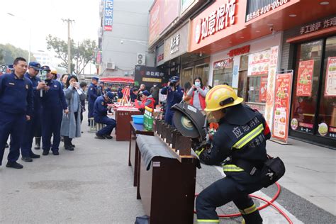 葛店消防救援大队街头展示消防黑科技