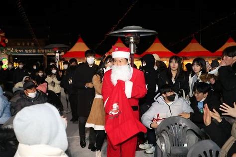 포토 눈빛 쏟아져 내린 안동 안동눈빛축제 개막 ‘산타 된 권기창 시장