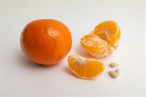 껍질을 벗기지 않은 귤과 웨지 흰색 배경에 다섯 개의 씨앗을 가진 여전히 삶 클로즈업 출판 포스터 달력 벽지 카드 배너 표지 웹 사이트에 대한 익은 감귤 류 구성 감귤에