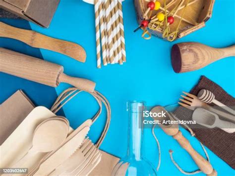 제로 폐기물 개념 섬유 갈색 에코 백 유리 병 대나무 칼 붙이 및 제로 폐기물 개념과 파란색 배경에 주방 용품 친환경 적이고 재사용 개념 맨 위 보기 0명에 대한 스톡 사진