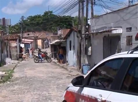 Homem é assassinado a tiros na frente da filha de três anos em João