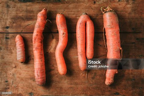 나무 배경에 못생긴 모양의 당근 제로 폐기물 생산의 개념 맨 위 보기 공간을 복사합니다 비 Gmo 야채 개념에 대한 스톡 사진 및 기타 이미지 Istock