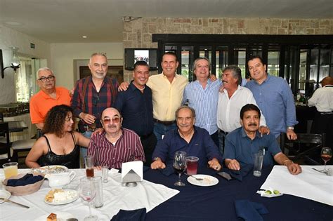 Disfrutan De Una Amena Comida