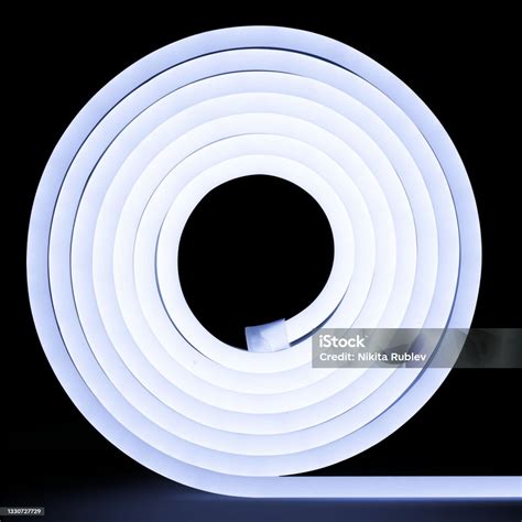 검은 어두운 배경에 차가운 흰색 빛나는 Led 네온 플렉스 스트립 Led 조명에 대한 스톡 사진 및 기타 이미지 Led 조명