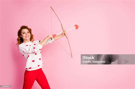 그녀의 초상화 그녀 좋은 매력적인 사랑스러운 예쁜 귀여운 자신감 사랑스러운 쾌활한 쾌활한 쾌활한 쾌활한 기쁜 물결 모양의 머리