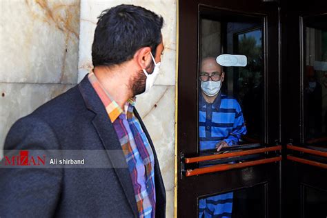 همشهری آنلاین تصاویر طبری در نخستین دادگاه پس از شنیدن خبر مرگ قاضی منصوری؛ نگاه از پشت شیشه