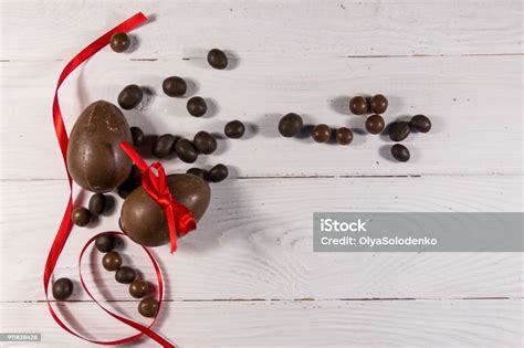 木製の白い背景の上のチョコレートの卵をイースター組成 お祝いのストックフォトや画像を多数ご用意 お祝い お辞儀 イースター