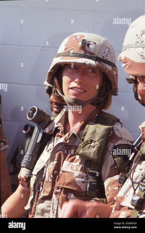 Fort Hood Texas Usa 1990 Female Us Army Soldier Wearing Desert