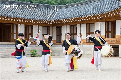 사물놀이 민속놀이 꽹과리 징 장구 한국북 한국전통악기 때리기 물리적활동 이미지 Jv11173131