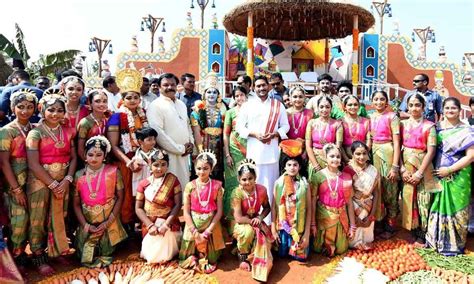 Jagan Wife Celebrate Sankranti In Rural Ambience