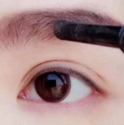 上班淡妆怎么画，上班画个十分钟简单通勤妆！位置睫毛眼影