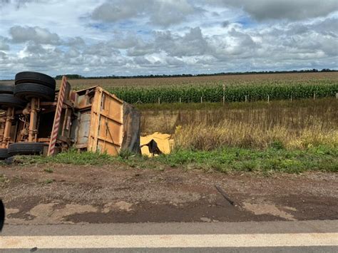 Carreta Com Carga De Milho Tomba Na Br 163 Em Nova Mutum Só Notícias