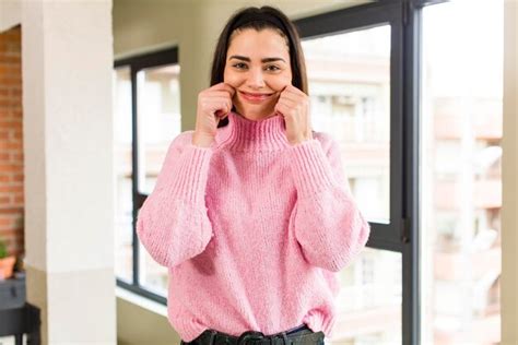 Sonriendo y señalando su propia sonrisa falsa Foto Premium