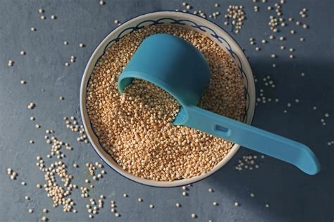 Premium Photo Organic Quinoa Seeds And Scoop In Bowl On Dark Background