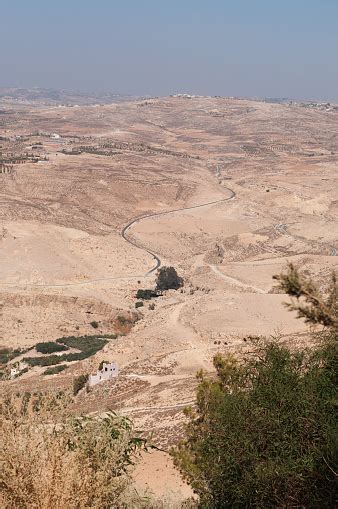요르단 요르단 및 사막 풍경 산 Nebo 모세는 약속의 땅 볼을 부여 했다으로 히브리어 성경에 언급 된 높은 능선에 구불구불한도