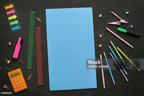 칠판 배경에 격리 된 문구류의 다른 평평하게 누워 텍스트를 위한 공간입니다 액세서리는 칠판에 화려한 모형입니다 교육 또는 학교