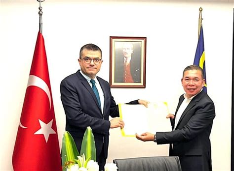 Tyt Dan Isteri Masing Masing Derma Us100000 Kepada Mangsa Gempa Bumi