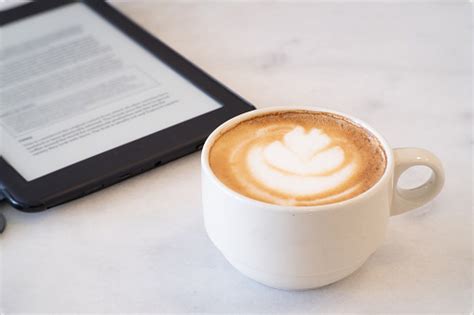 카페 비즈니스 업무 컨셉의 커피숍 책상에 전자책 리더 태블릿이 있는 컵이나 머그잔에 라떼 아트 밀크 폼이 있는 핫 커피 라떼 클로즈업 갈색에 대한 스톡 사진 및 기타 이미지