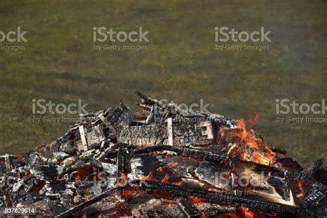 나무 상자를 레코딩의 나머지입니다 불 굽기 연기 벽난로 군사에 대한 스톡 사진 및 기타 이미지 군사 나무 상자 노랑 Istock