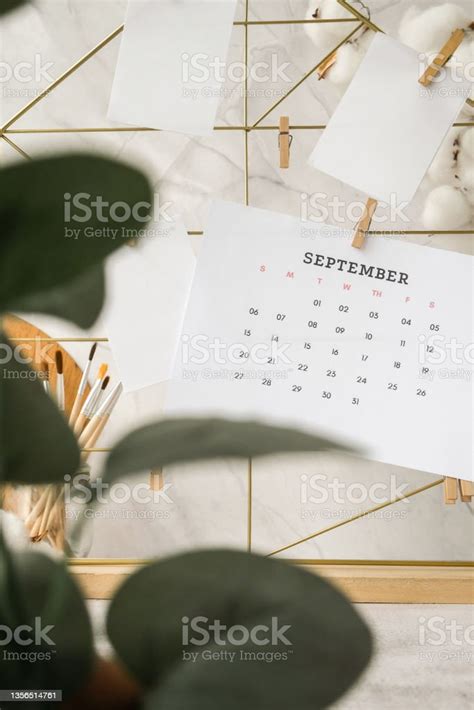 9월 캘린더 카드와 포스터는 그리드 보드에 업을 조롱합니다 공간을 복사합니다 홈 오피스 데스크탑 프리랜서 블로거 직장 브러쉬 와