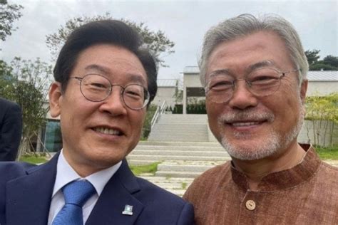 이재명 文 전 대통령과 사진 공개“셀카를 찍자고 하셔서 함께” 이투데이