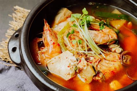 Premium Photo 새우가 들어간 맛있는 한국 음식 생태탕 요리