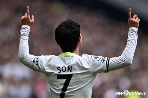100호골 손흥민 찰칵 아닌 양 손 세리머니 돌아가신 외할아버지께 바친다 스타뉴스