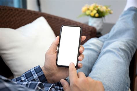 방에 고립 된 화면으로 전화를 들고 있는 남성의 손 감각 지각에 대한 스톡 사진 및 기타 이미지 감각 지각 그래픽 사용자