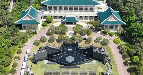 개방 1주년 맞이하는 청와대 특별음악회 위한 무대 설치