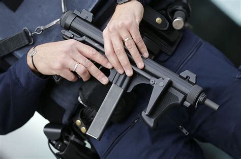 Les policiers municipaux seront ils bientôt tous armés VIDEO RT en français