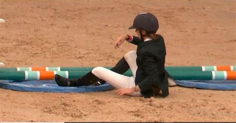 La infanta Elena sufre una aparatosa caída en plena Madrid Horse Week