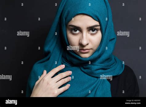 Muslim Girl Portrait Arab Fotos Und Bildmaterial In Hoher Auflösung Alamy