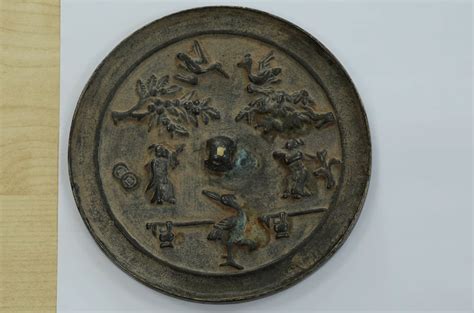 Юань гүрний үеийн 3 хүрэл толийг хилээр гаргах гэж байгаад баригджээ