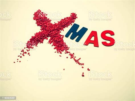 Xmas 단어의 교차 처리 된 톤 회색 그라데이션 배경에 파란색 빨간색 나무 알파벳과 생생하고 활기찬 빨간색 작은 자갈의