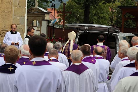 Uroczystości pogrzebowe śp ks Prałata Andrzeja Burka Sanktuarium Matki Bożej