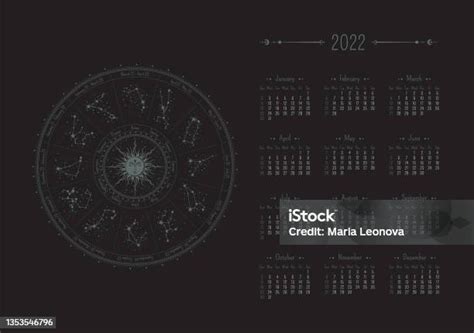 검은 색 배경에 화려한 조디악 원과 2022 년 벡터 신비한 수평 달력 A3 별자리와 얼굴에 잠자는 마법의 태양의 일러스트가 있는 A2 포스터 0명에 대한 스톡 벡터 아트