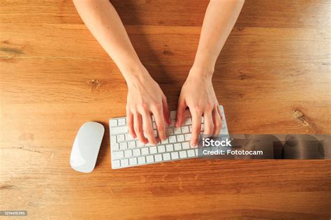 나무 배경에 현대 흰색 키보드와 마우스로 작업 여성의 손 상단보기 개념에 대한 스톡 사진 및 기타 이미지 개념 개념과 주제